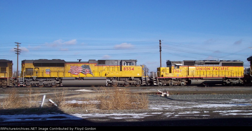 UP 8554 and UP 3761 move through Yard